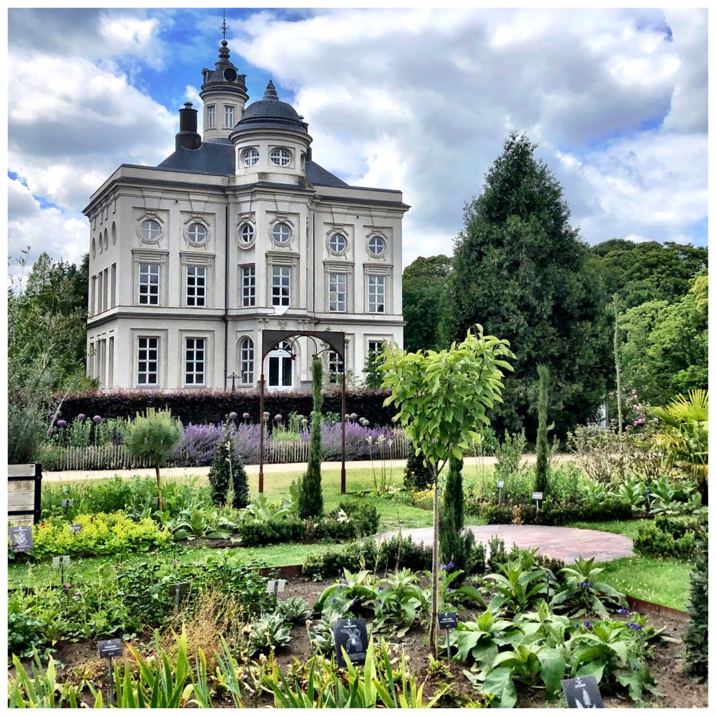 The garden of Vijd : Flora of the Ghent Altarpiece – Springhill Stories